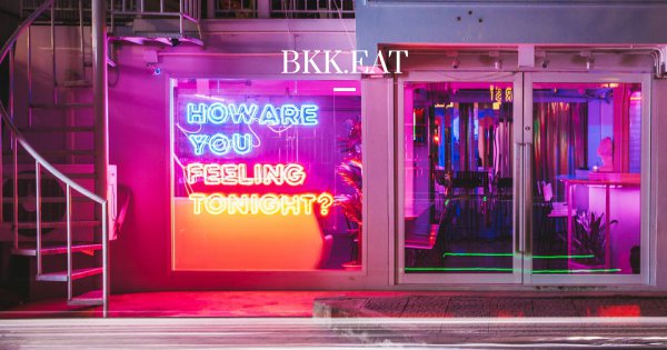 Feeling Bar (อารีย์) ปล่อยใจไปตามอารมณ์และเสียงเพลงกับบาร์นีออนสีแสบสัน ...